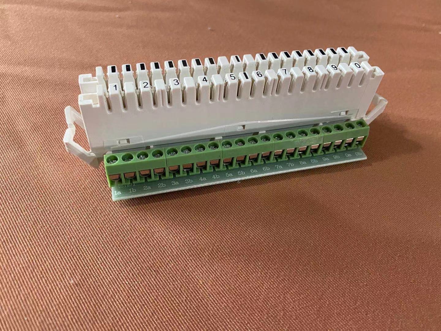 เทอร์มินอลบล็อก PCB แบบ 20 ขั้ว Krone สำหรับการเดินสาย